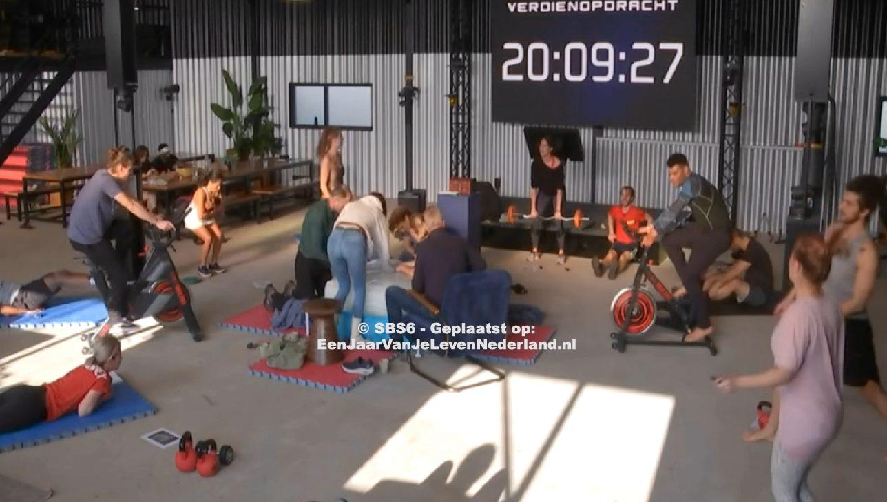 De deelnemers zijn druk bezig met het doen smelten van het grote ...