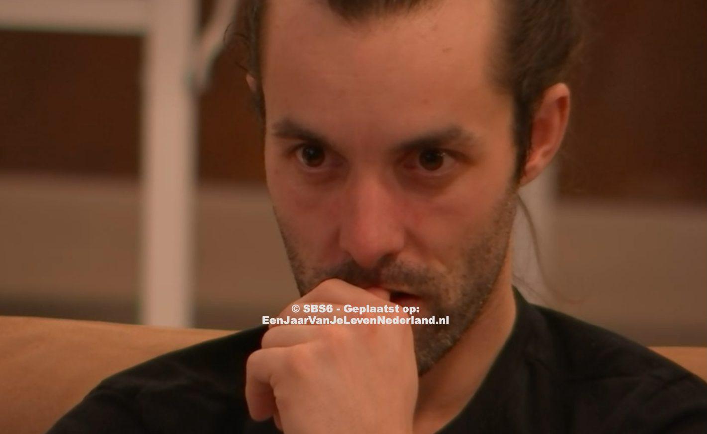 Jasper heeft te diep in het glaasje gekeken en zegt naar huis te willen ...