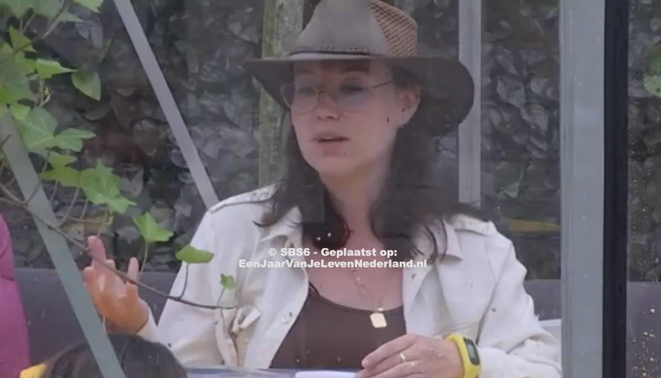 Mirthe lijkt mee te gaan in het plan om op Jeffrey te gaan tijdens een ...